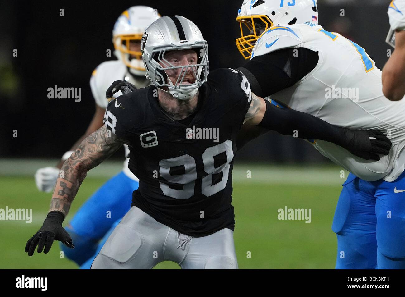 Las Vegas Raiders defensive end Maxx Crosby (98) rushes the Los Angeles ...