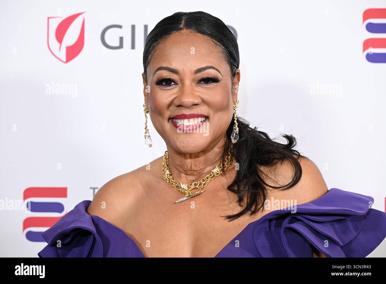 Lela Rochon arriving to The Elizabeth Taylor Night of Compassion at ...