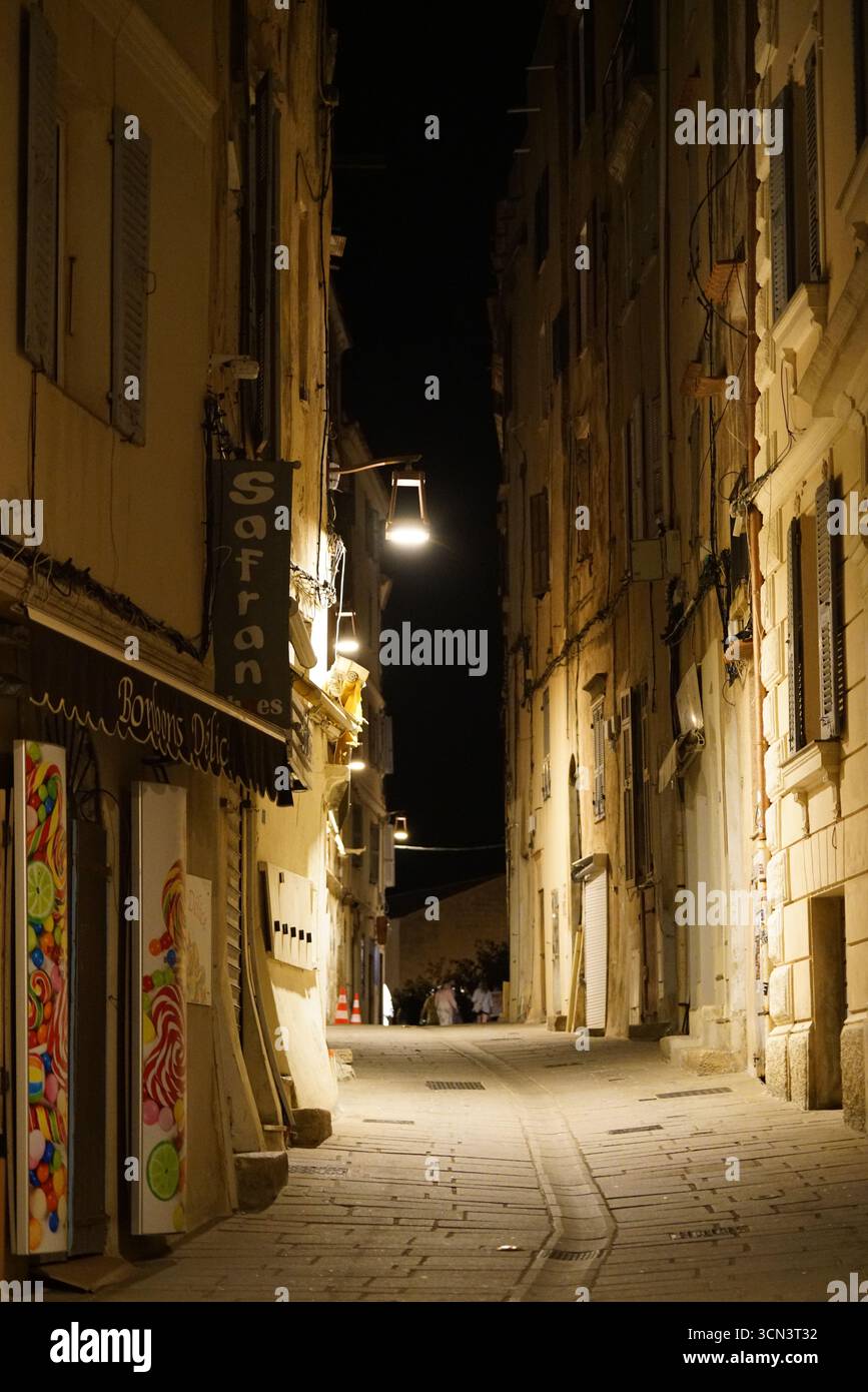 Quiet alleyway shops cobblestones hi-res stock photography and images ...