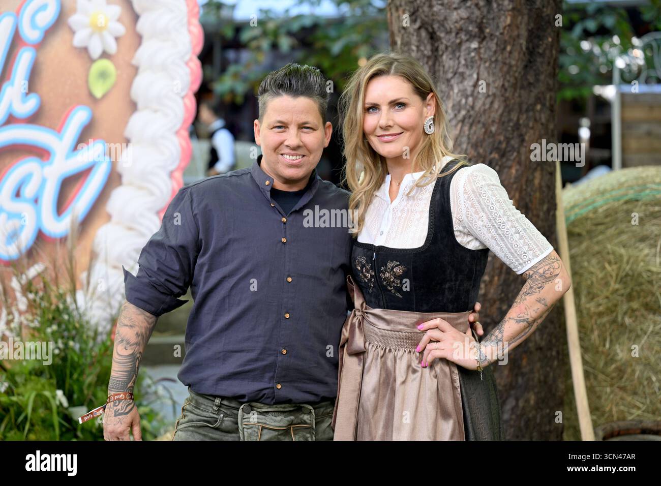Kerstin Ott mit Frau Karolina Köppen - HeidiFest by Heidi Klum im Hofbräuhaus in München - 18 ...