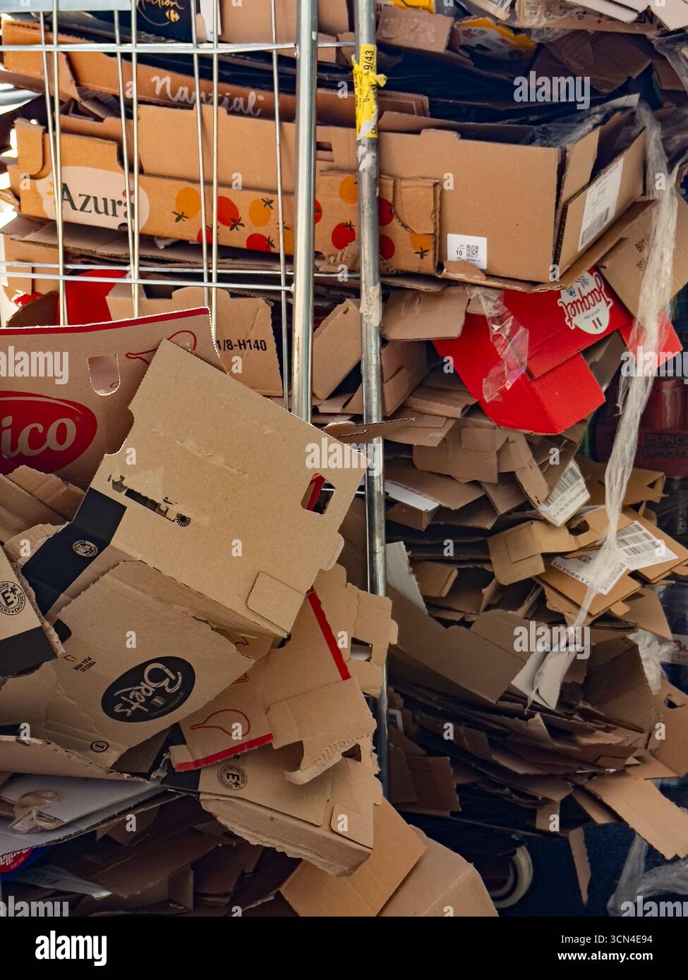 Empty supermarket roll cage hi-res stock photography and images - Alamy