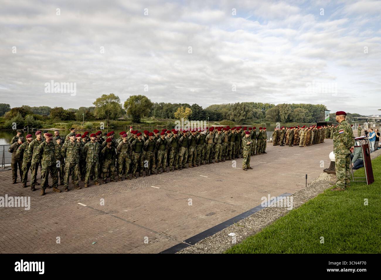 ARNHEM – A new group of soldiers from the Airmobile Brigade attends a ...