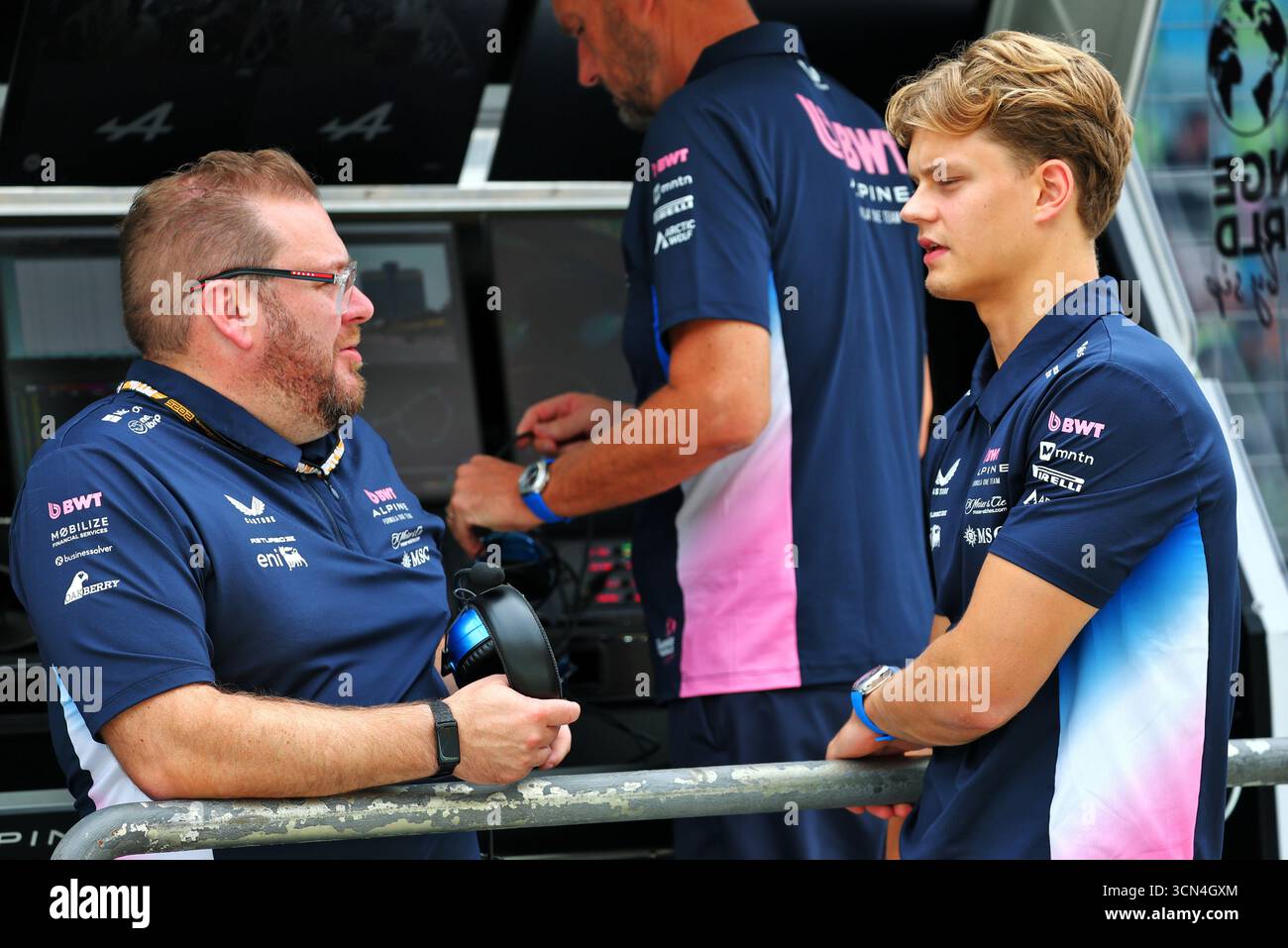 (L to R): Dave Greenwood (GBR) Alpine F1 Team Racing Director with Paul ...