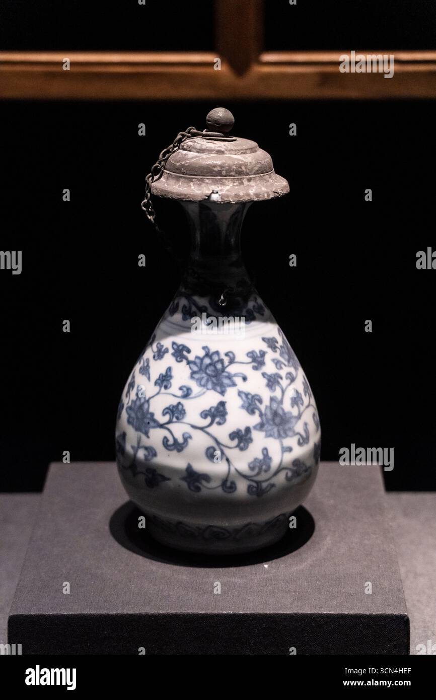 Blue-and-Withe Porcelain Pear-shaped- Wine Vessel with Pattern of Lotus ...