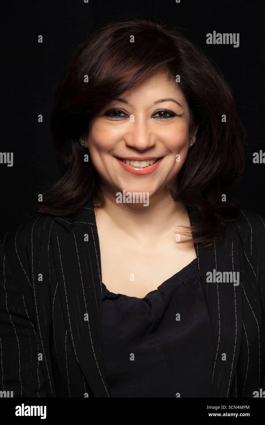 Shoulder length dark hair hi-res stock photography and images - Alamy