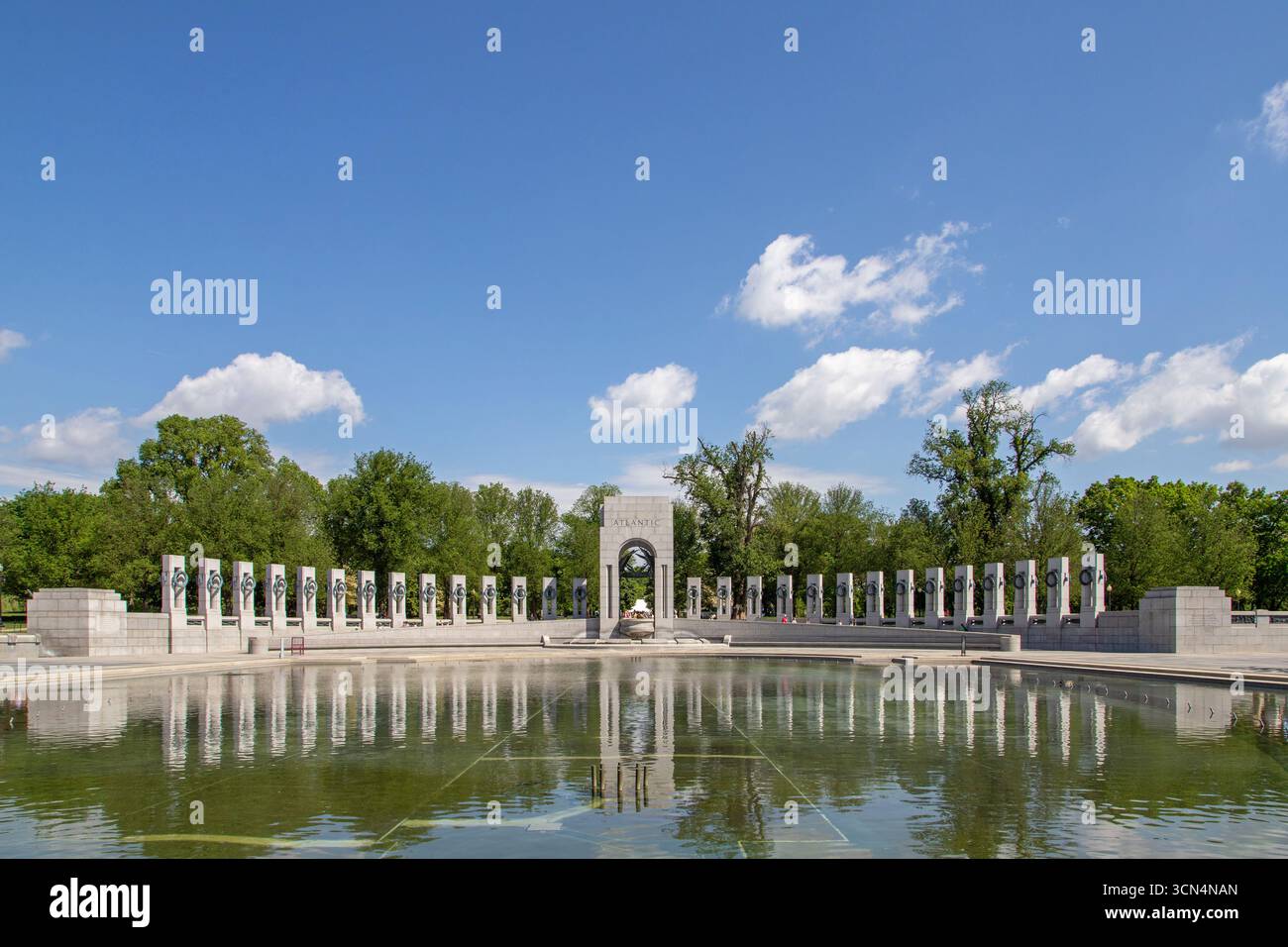 World War 2 memorial and reflecting pool in DC Stock Photo - Alamy
