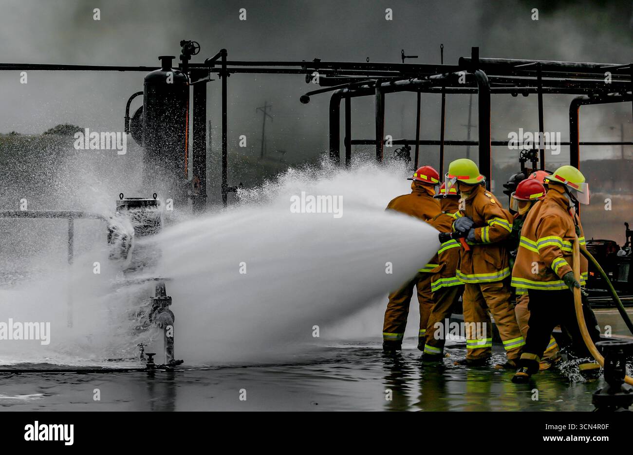 Oil cold refinery hi-res stock photography and images - Alamy
