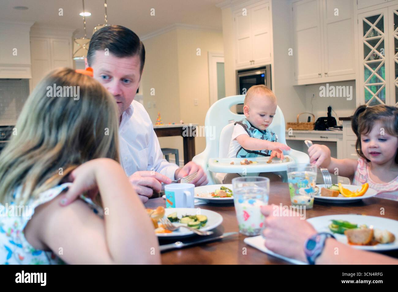 Candid family dinner table group hi-res stock photography and images ...