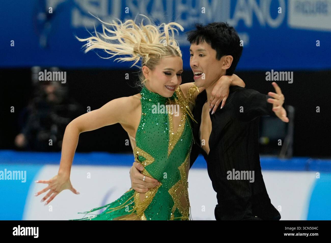 Holly Harris and Jason Chan of Australia perform during the Ice Dance ...