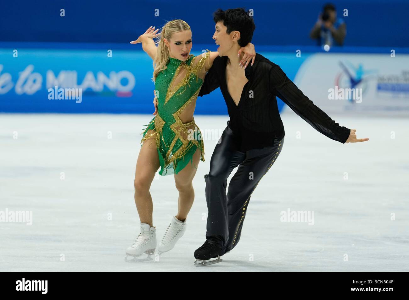 Holly Harris and Jason Chan of Australia perform during the Ice Dance ...