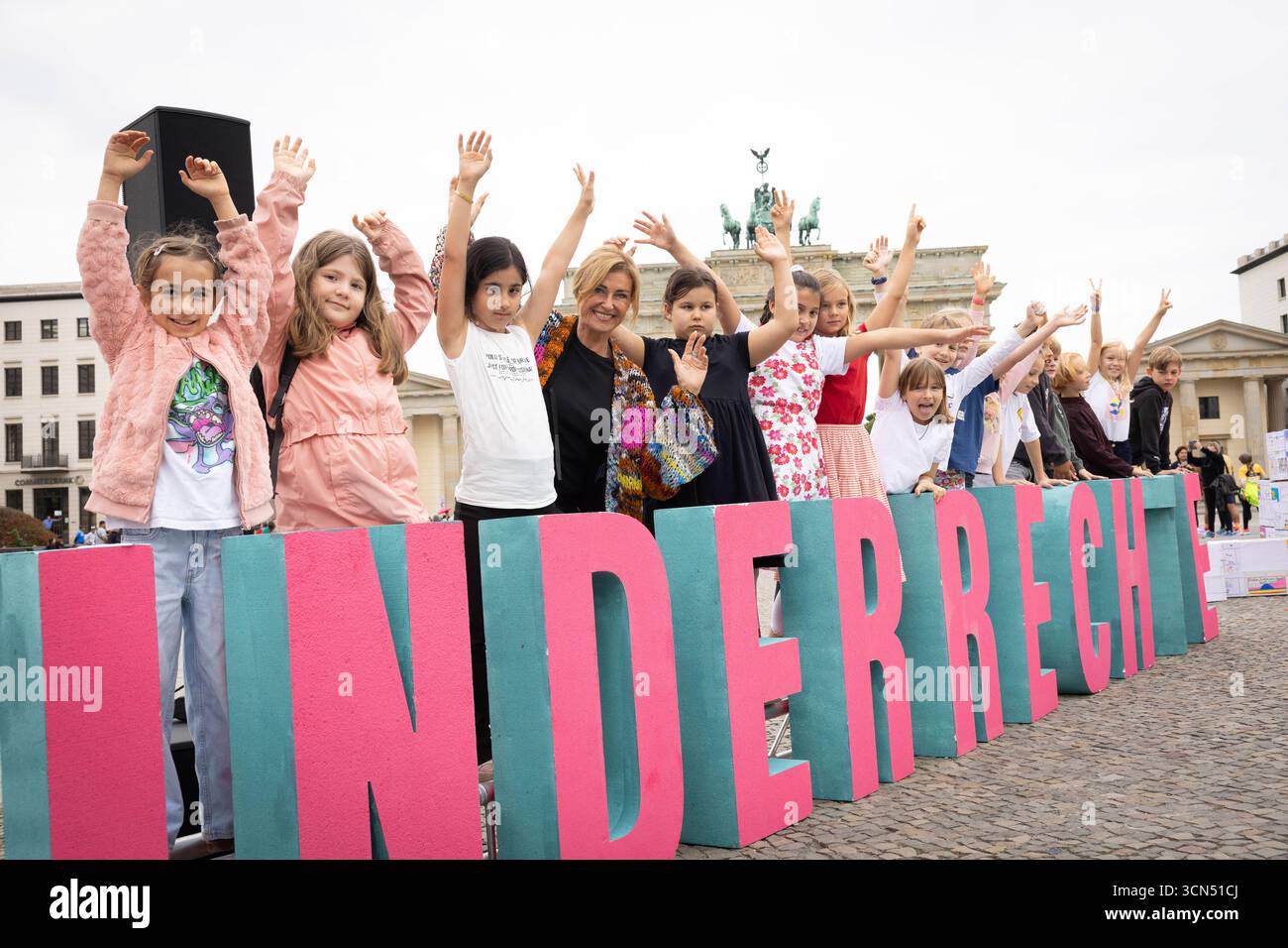 Dagmar Woehrl Wöhrl, Botschafterin von UNICEF Deutschland, mit Kindern ...