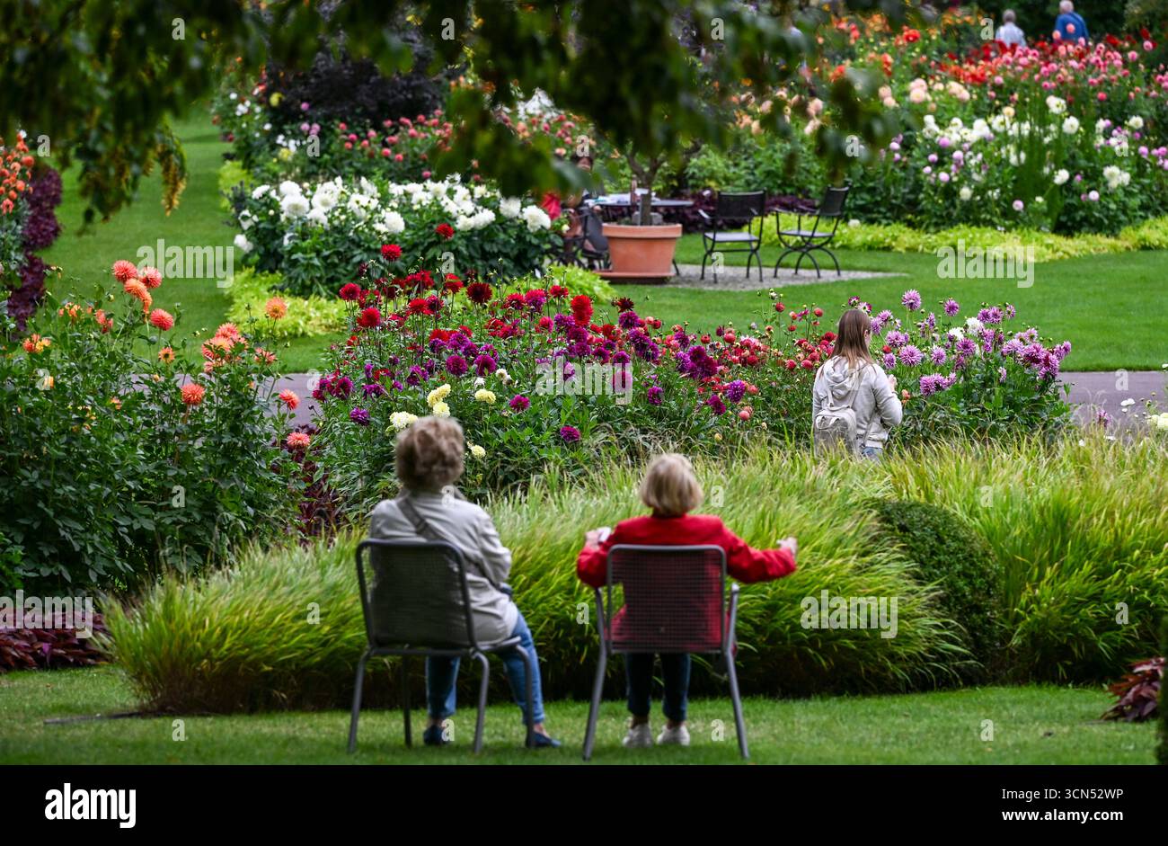 19 September 2025, Berlin: The mild temperatures are being used by many ...