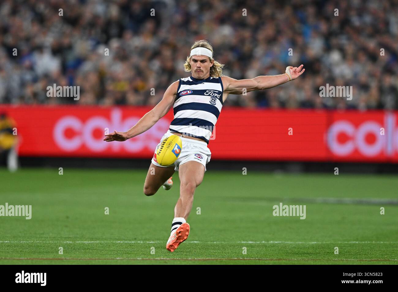 Bailey Smith of Geelong kicks the footy during the AFL Preliminary ...