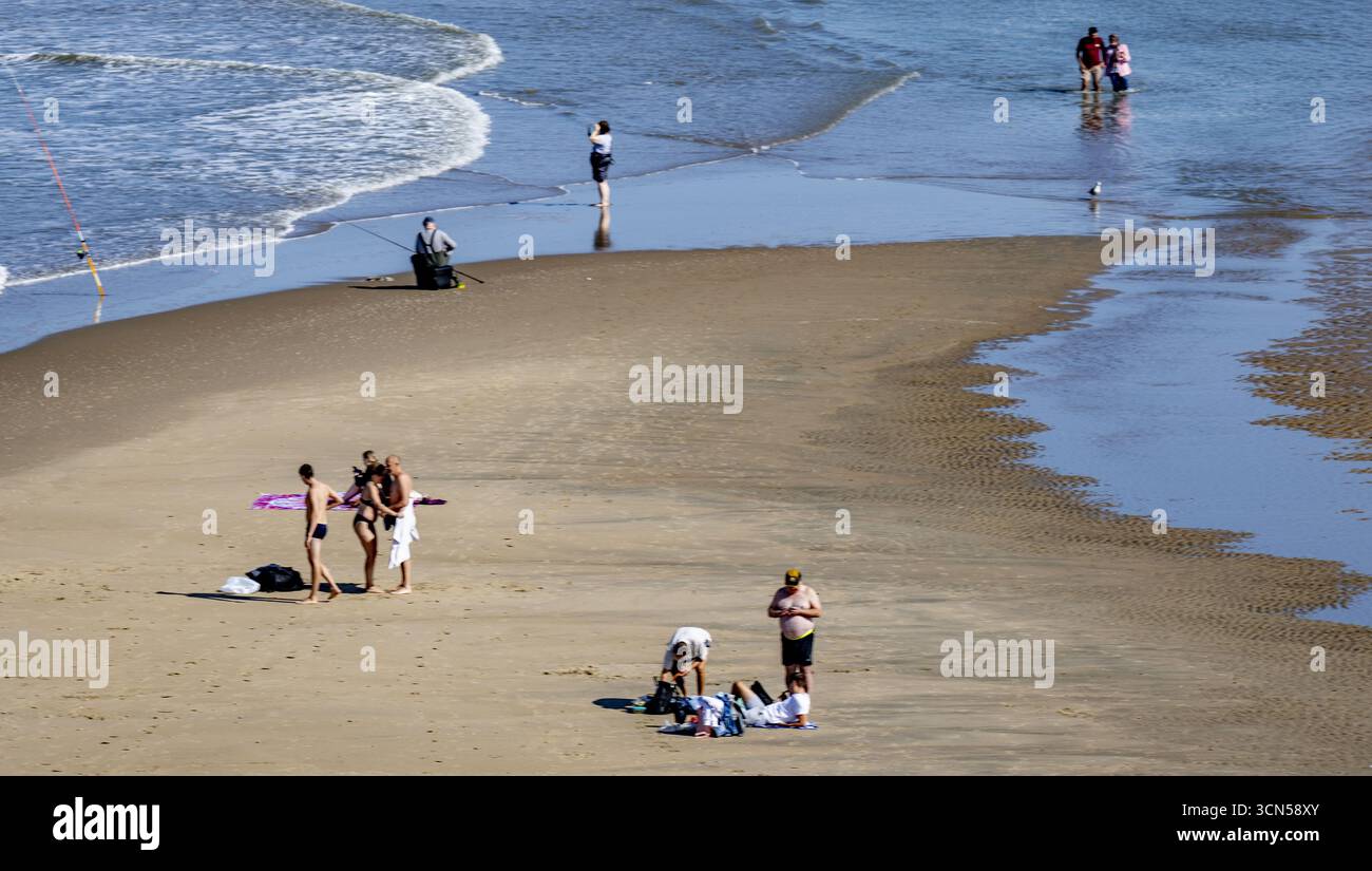 SCHEVENINGEN - People are enjoying the beautiful weather on the beach ...