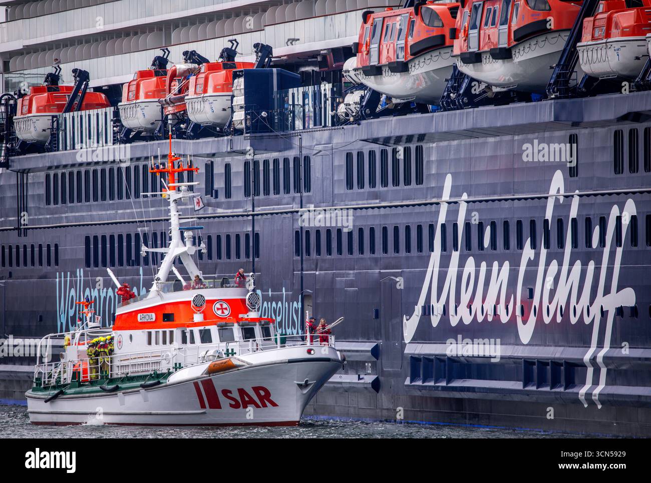 Rostock, Germany. 19th Sep, 2025. The rescue cruiser "Arkona" brings ...