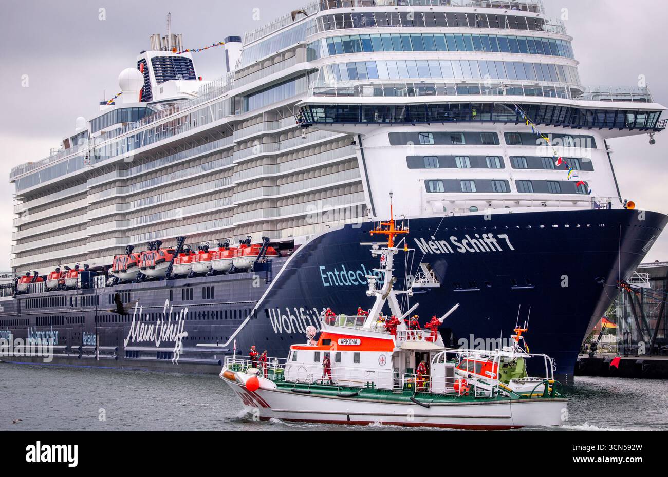 Rostock, Germany. 19th Sep, 2025. The rescue cruiser "Arkona" brings ...