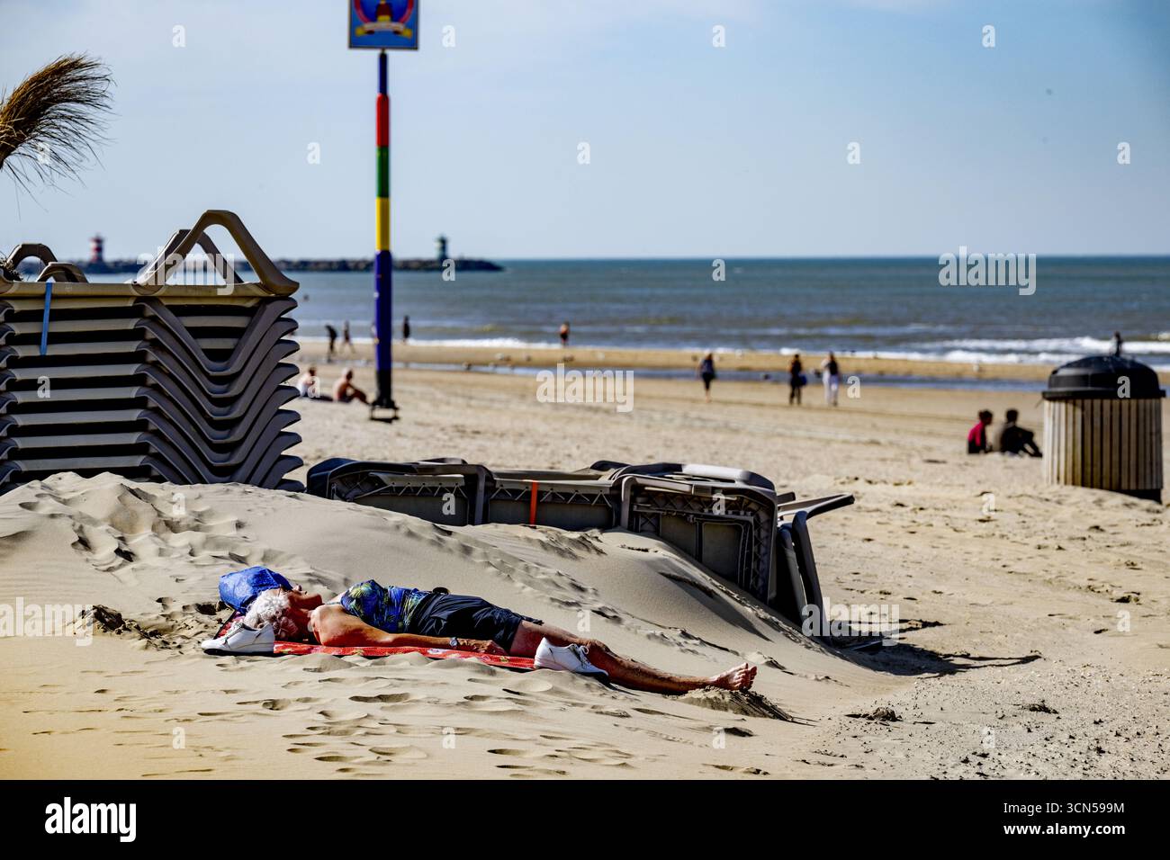 SCHEVENINGEN - People are enjoying the beautiful weather on the beach ...