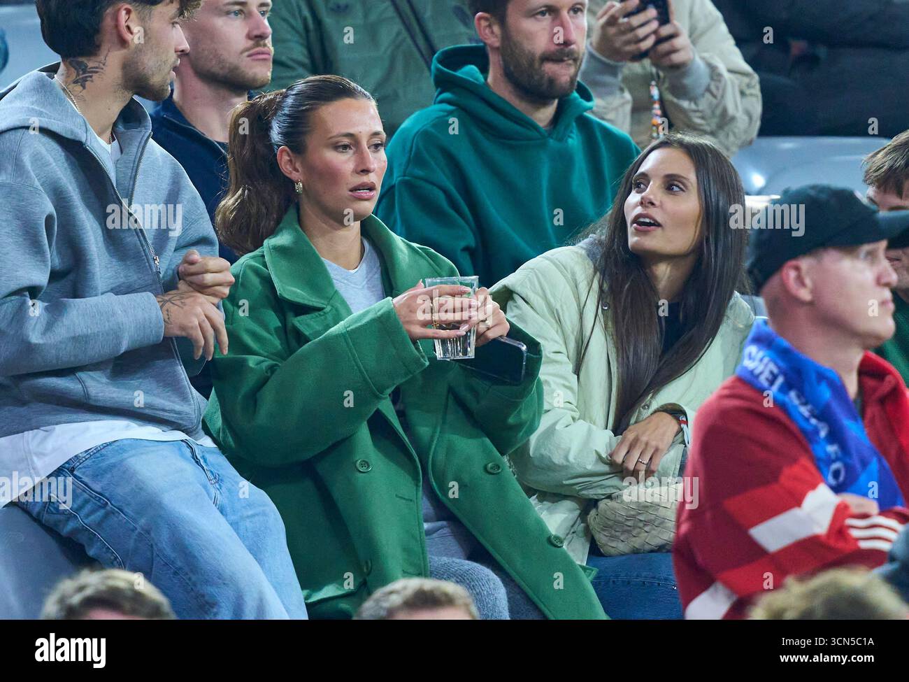 Leon Goretzka, FCB 8 Freundin Mathea Fischer (R) in the League Phase ...