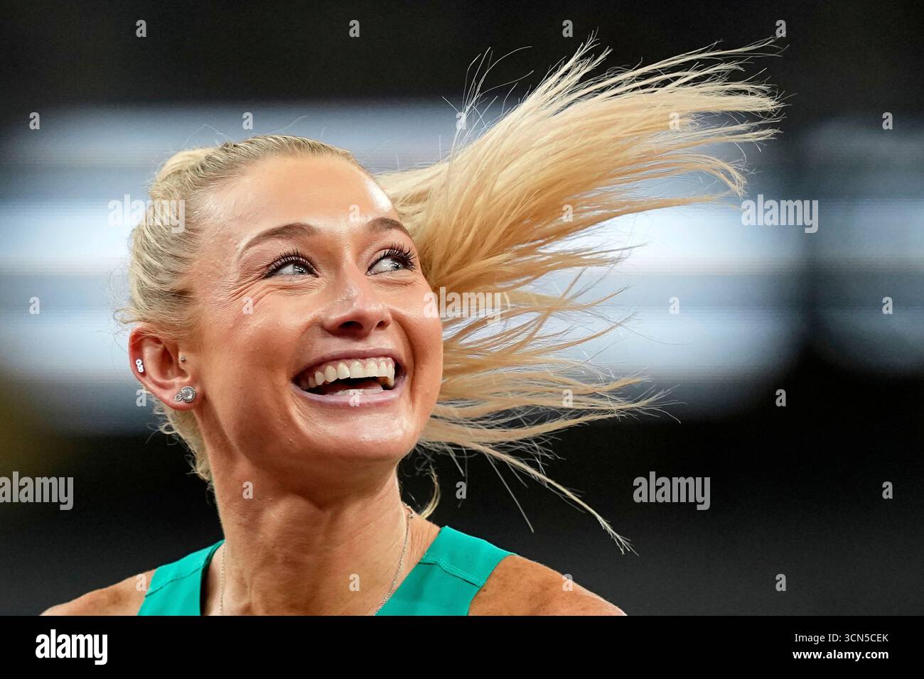Australia's Jessica Hull celebrates after finishing a women's 800 ...
