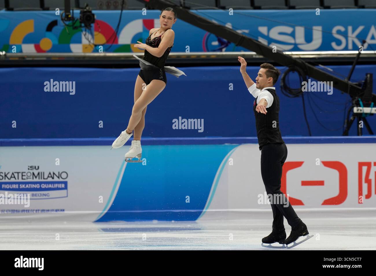 Audrey Shin and Balazs Nagy of USA perform during the Pairs shot ...
