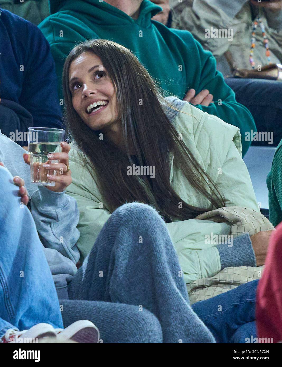 Leon Goretzka, FCB 8 Freundin Mathea Fischer (R) with friends in the ...
