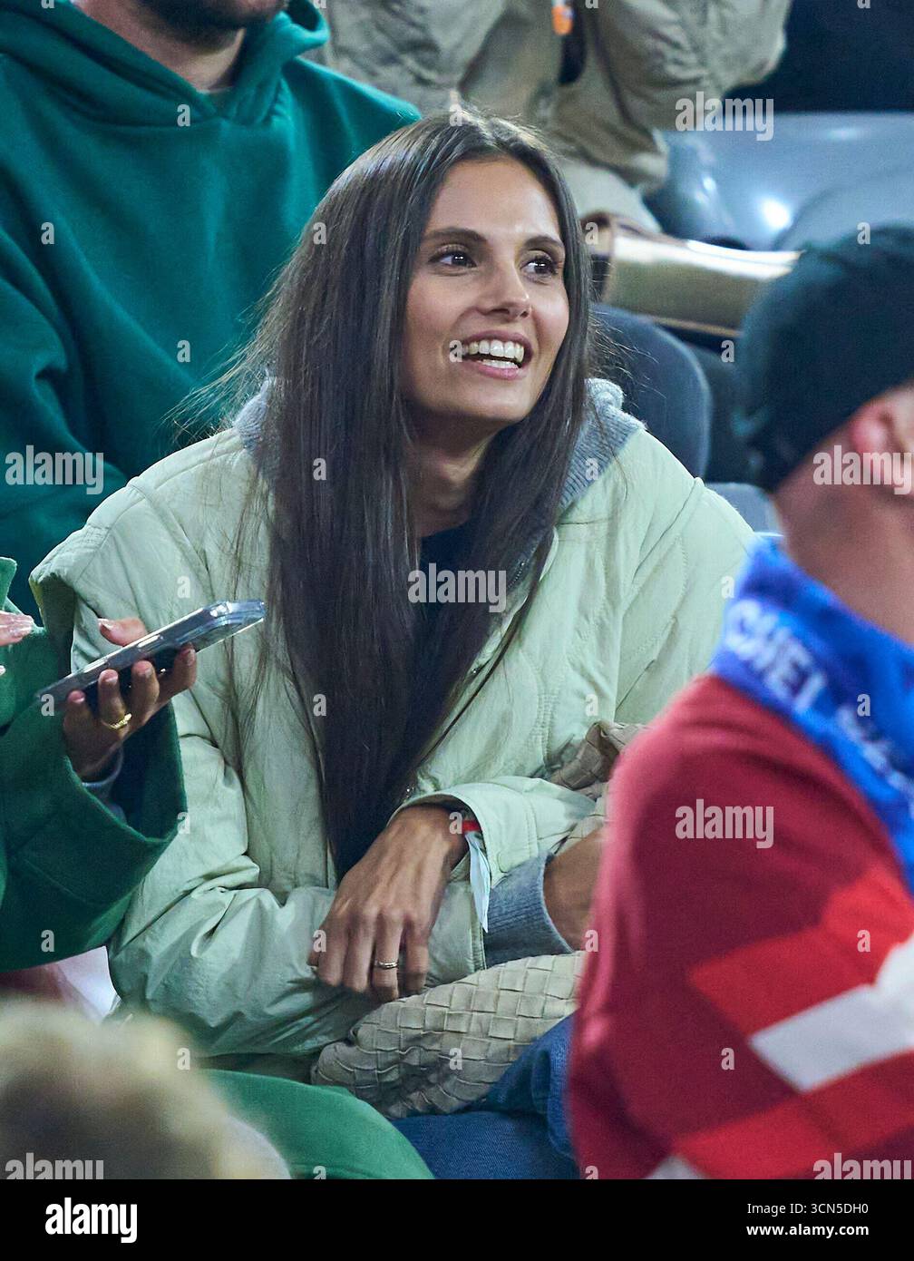Leon Goretzka, FCB 8 Freundin Mathea Fischer (R) in the League Phase ...