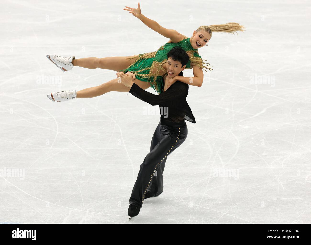 (250919) -- BEIJING, Sept. 19, 2025 (Xinhua) -- Holly Harris (top ...