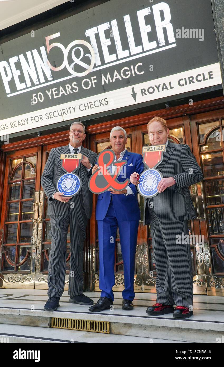 Penn (left) and Teller (right) are inducted into The Magic Circle by ...