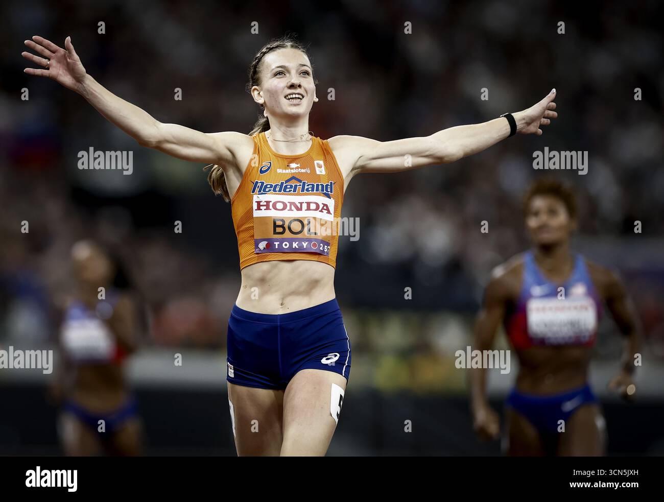 TOKYO - Femke Bol in the final of the 400-meter hurdles at the World ...