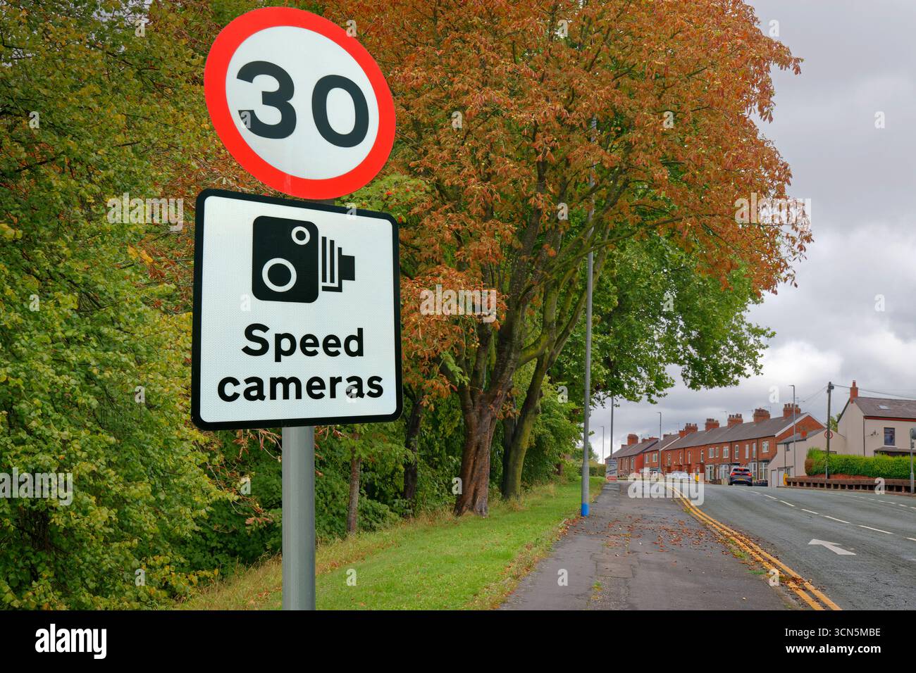 30 speed limit traffic signs hi-res stock photography and images - Alamy
