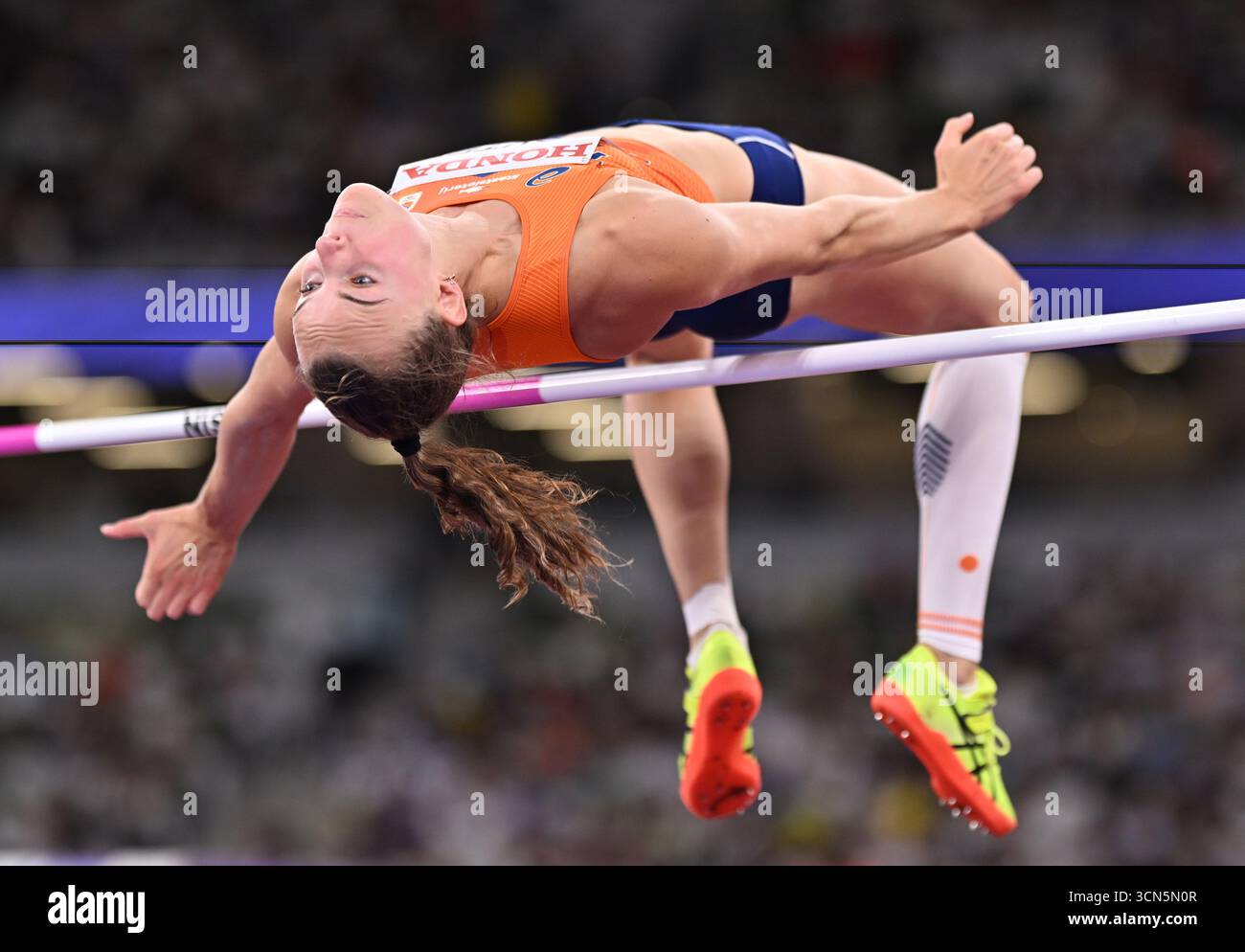(250919) -- TOKYO, Sept. 19, 2025 (Xinhua) -- Sofie Dokter of the ...