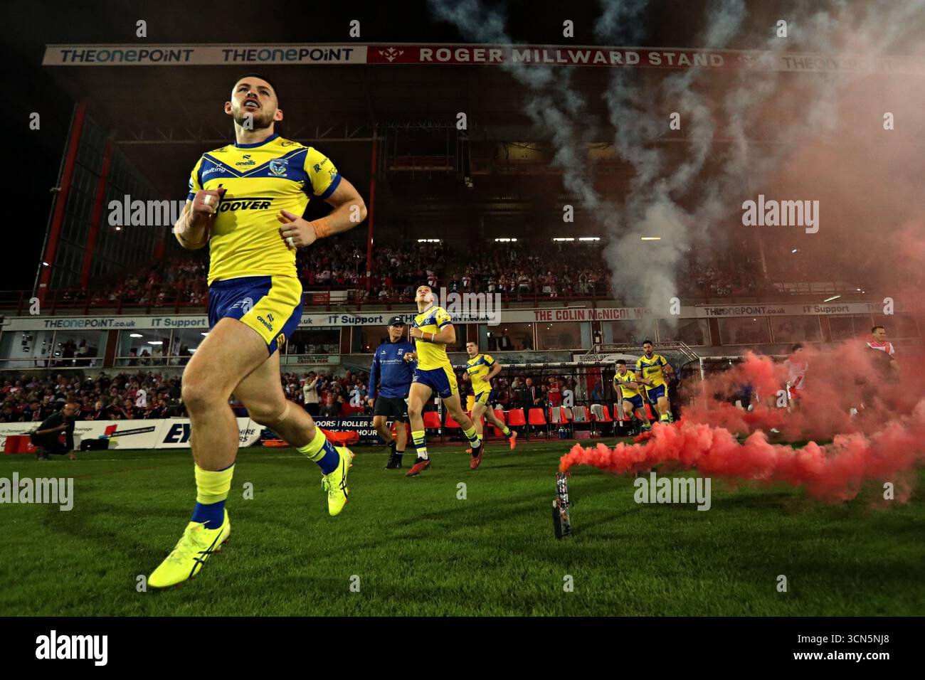 Danny Walker of Warrington Wolves runs out before the Betfred Super ...