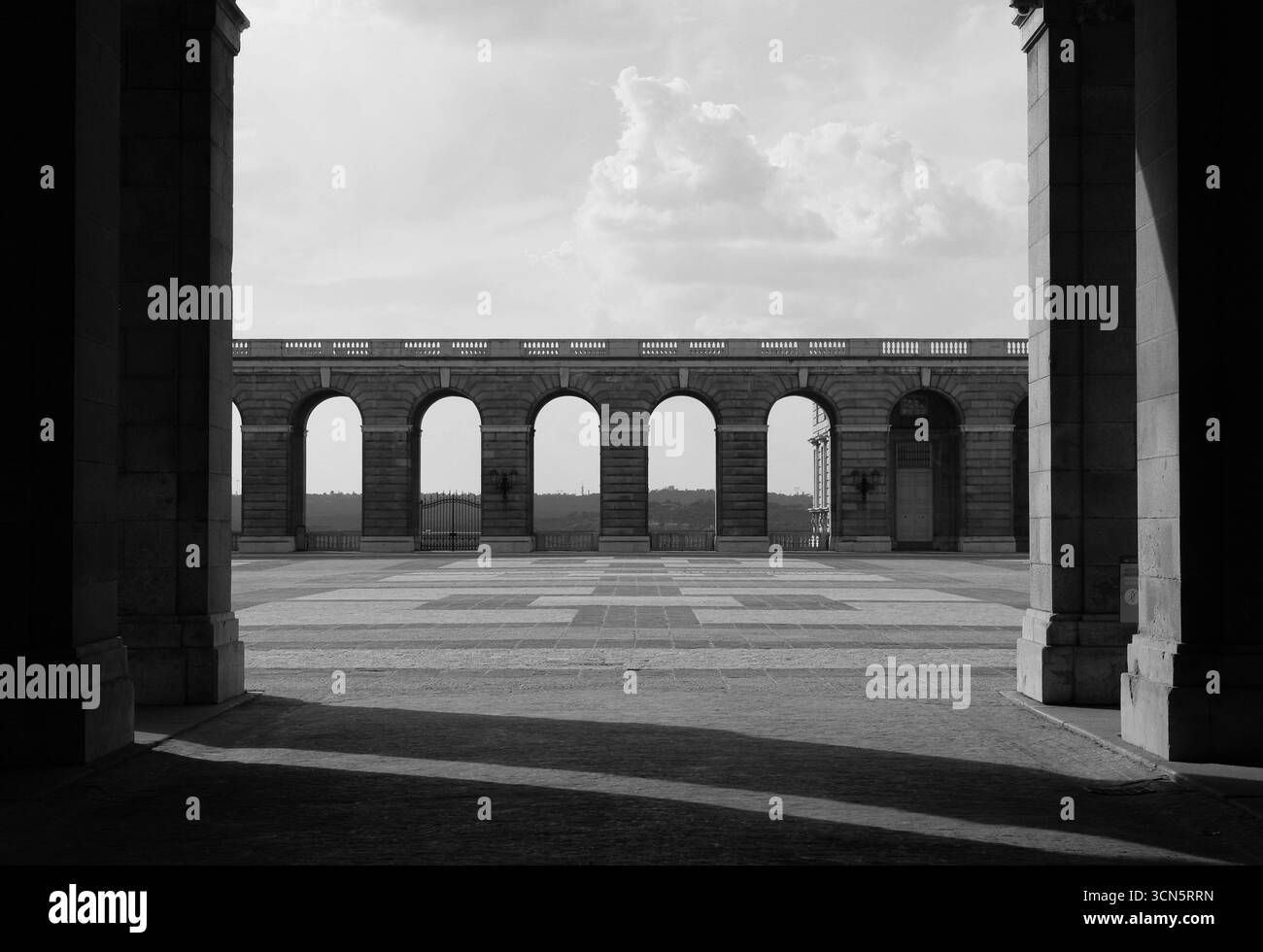 Old courtyard arches white hi-res stock photography and images - Alamy