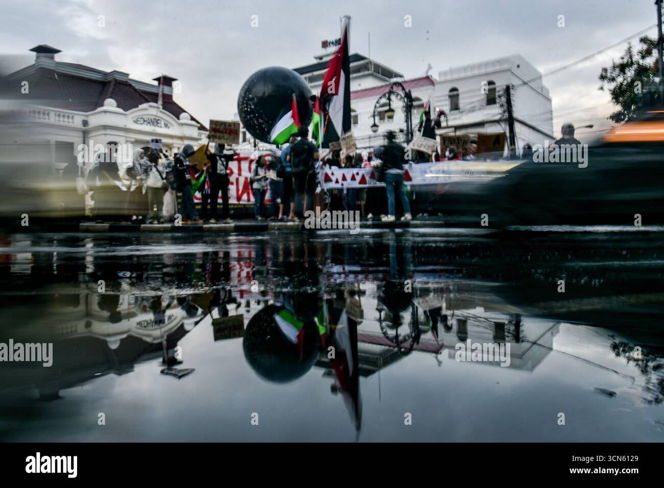 Bandung, West Java, Indonesia. 19th Sep, 2025. Protesters hold placards ...