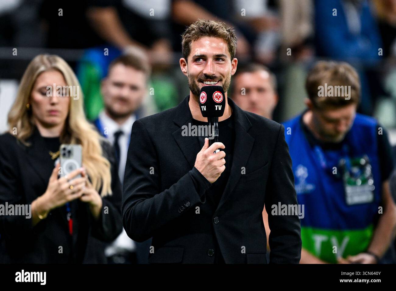 Kevin Trapp verabschiedet sich bei den Fans in der Nordwestkurve GER ...