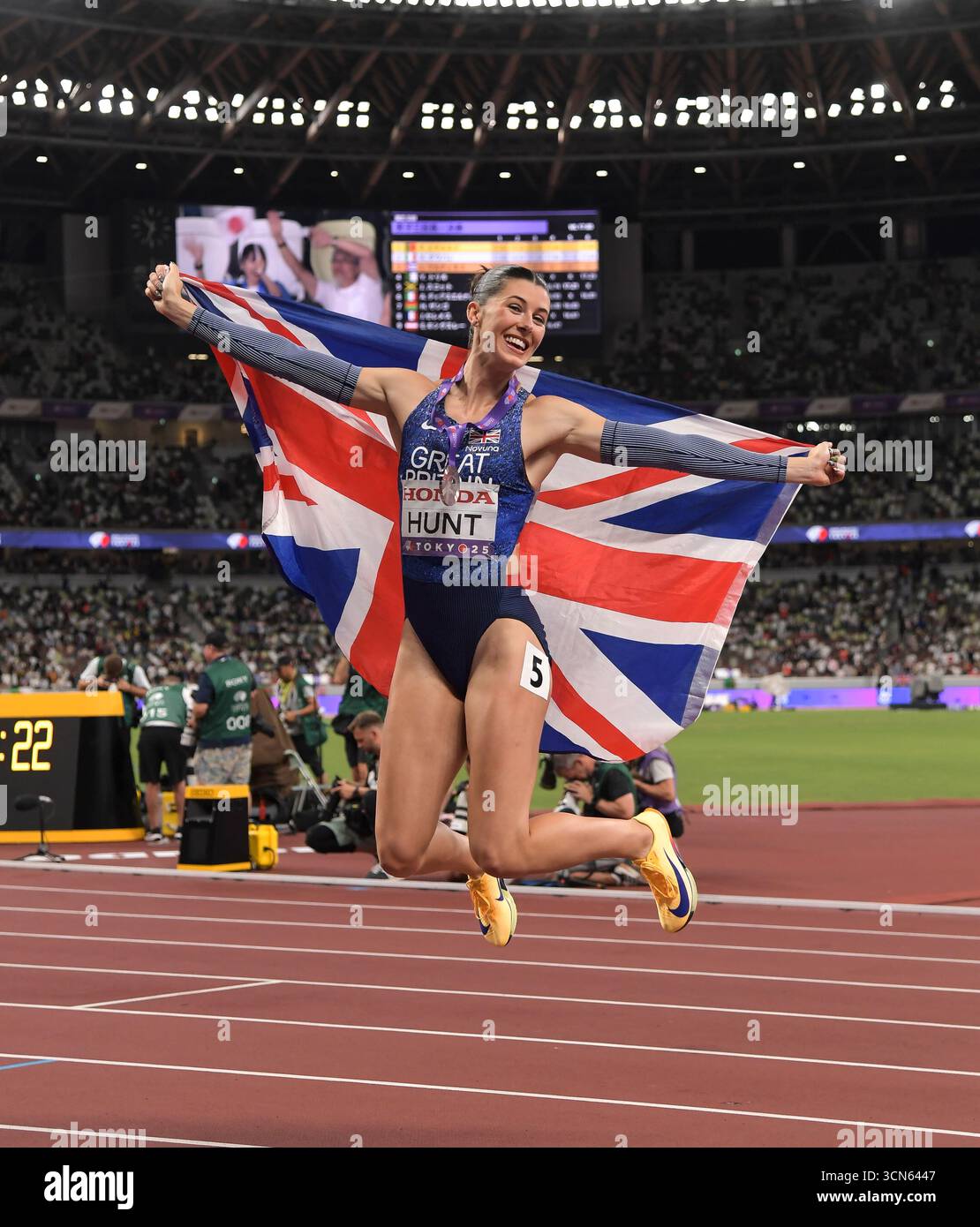 Amy Hunt of Great Britain celebrate’s her silver medal in the women’s ...
