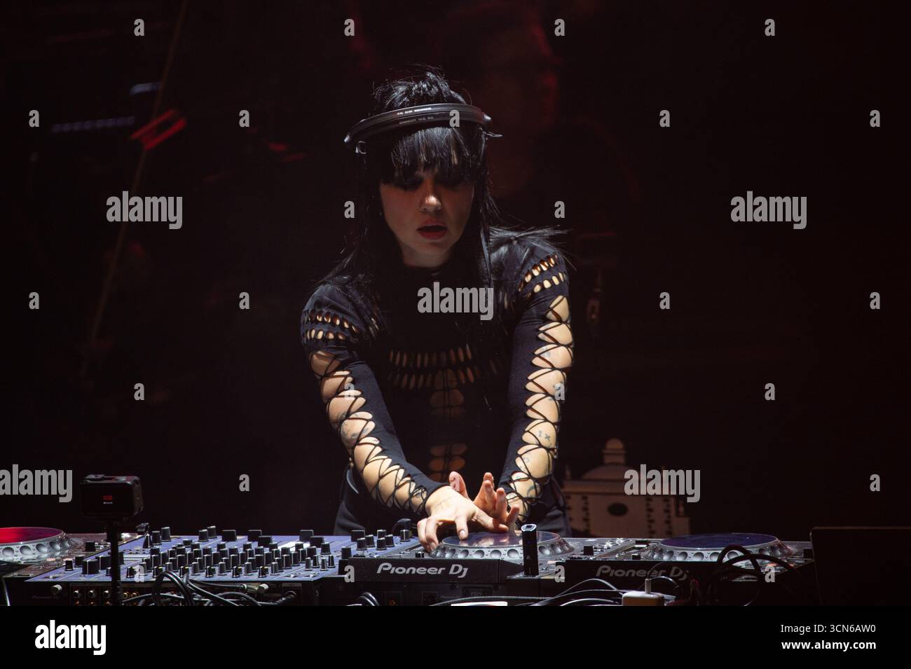 Non Exclusive: Mexican DJ and violinist Mariana Bo with the Querétaro ...