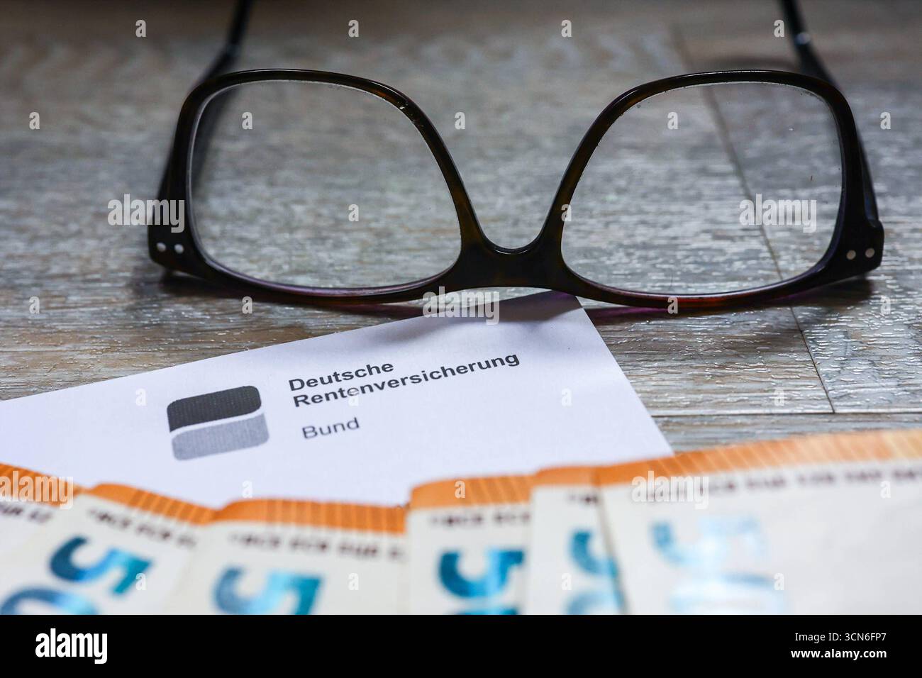 Stockbilder 09/2025 Rentenbescheid mit Geld *** Stock photos 09 2025 ...
