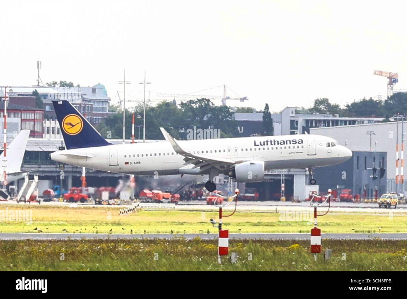 Stockbilder 09/2025 Lufthansa Flugzeug beim Landeanflug in Hamburg ...