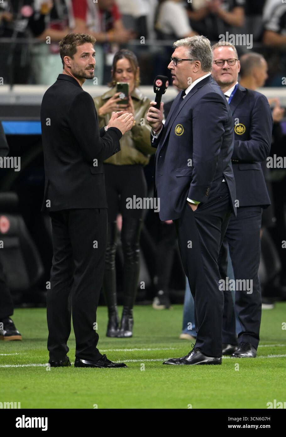 Eintracht Torwart. Legende Kevin. Trapp mit Vorstand. Axel. Hellmann ...