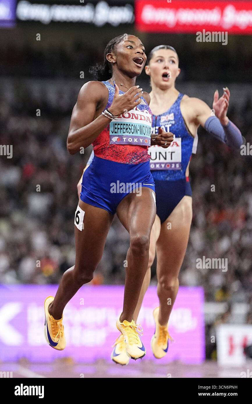 Melissa Jefferson-Wooden (L) of the United States wins the women's 200 ...