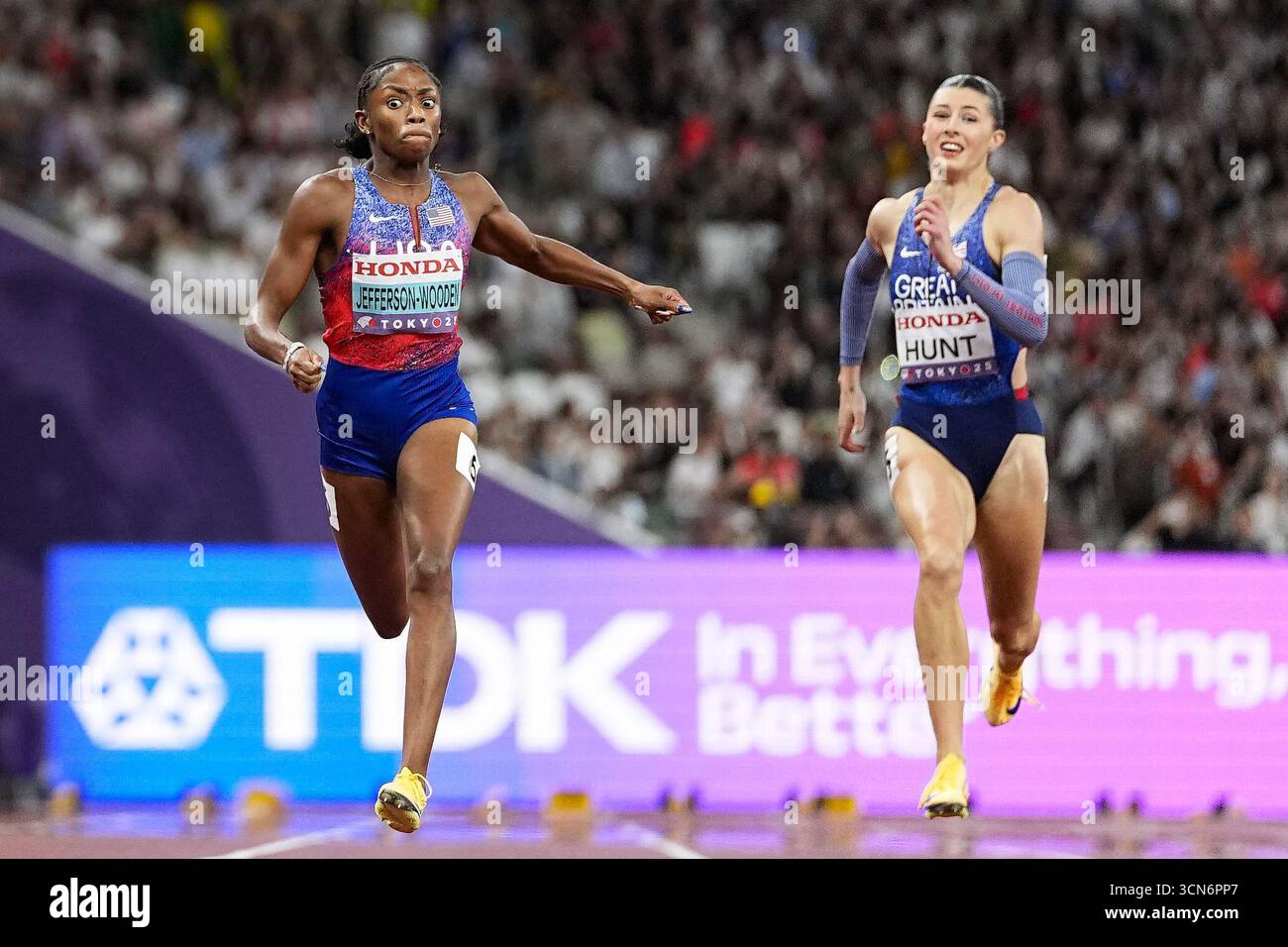 Melissa Jefferson-Wooden (L) of the United States wins the women's 200 ...