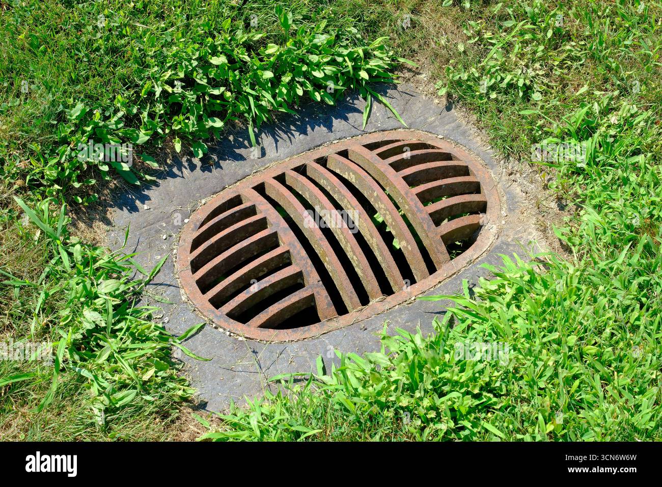 Drainage system cover hi-res stock photography and images - Alamy