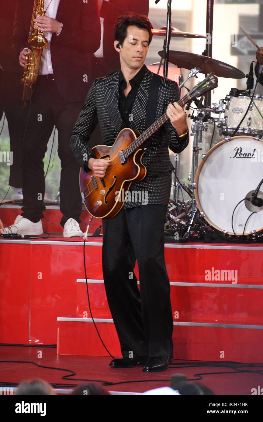 NEW YORK, NY - SEPTEMBER 19: Surprise guest, Mark Ronson performs with ...