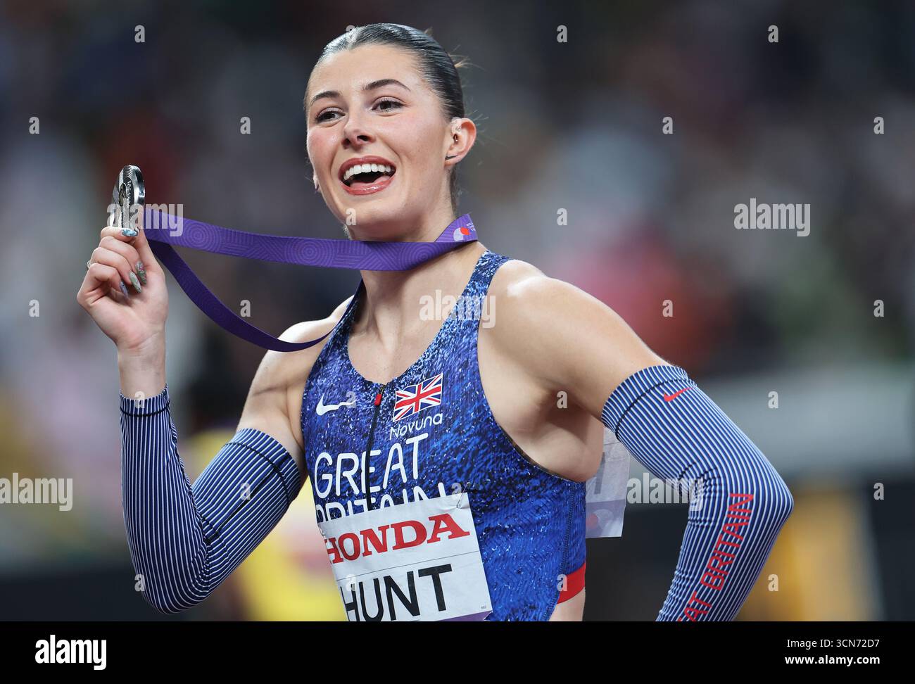 (250919) -- TOKYO, Sept. 19, 2025 (Xinhua) -- Amy Hunt of Britain ...