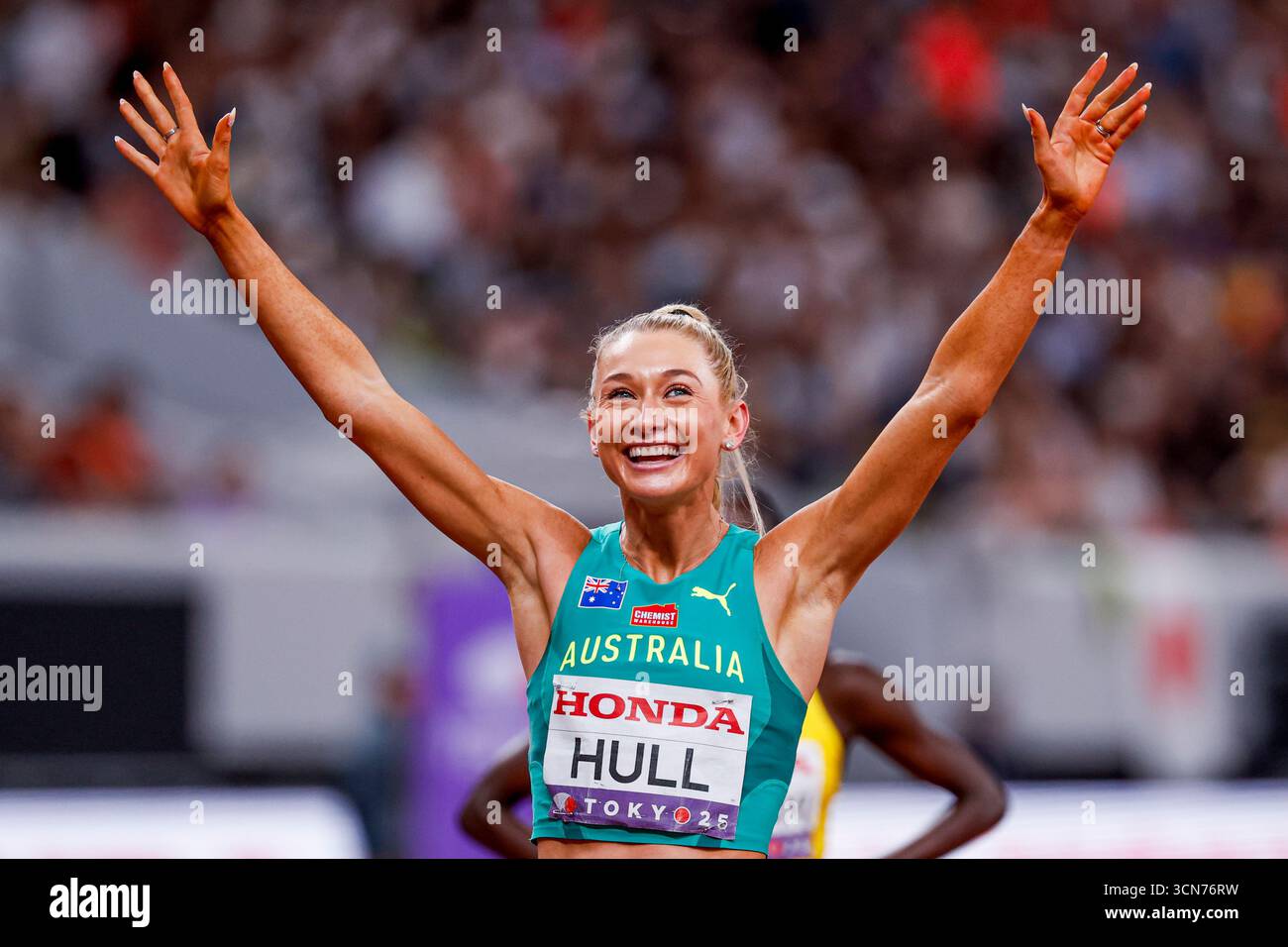 Jessica Hull of Australia celebrates after during the Women's 800 ...