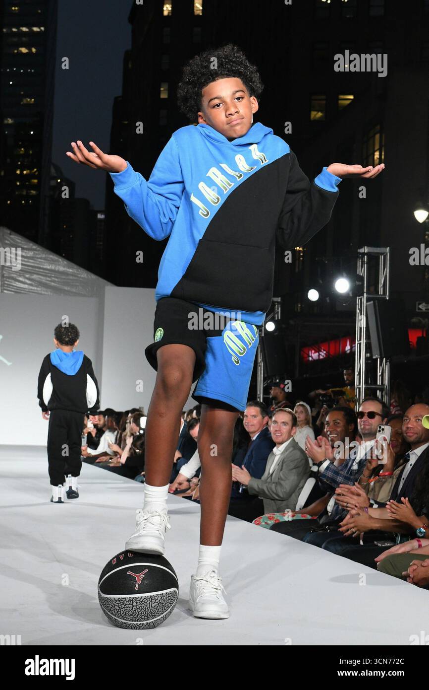 Princeton Emmanuel Sanders on the runway for Macy s Rookie In The City ...