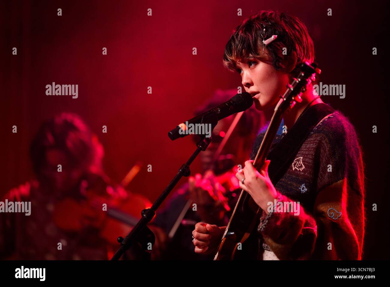 19 September 2025, Hamburg: Musician Mei Semones performs a song with ...