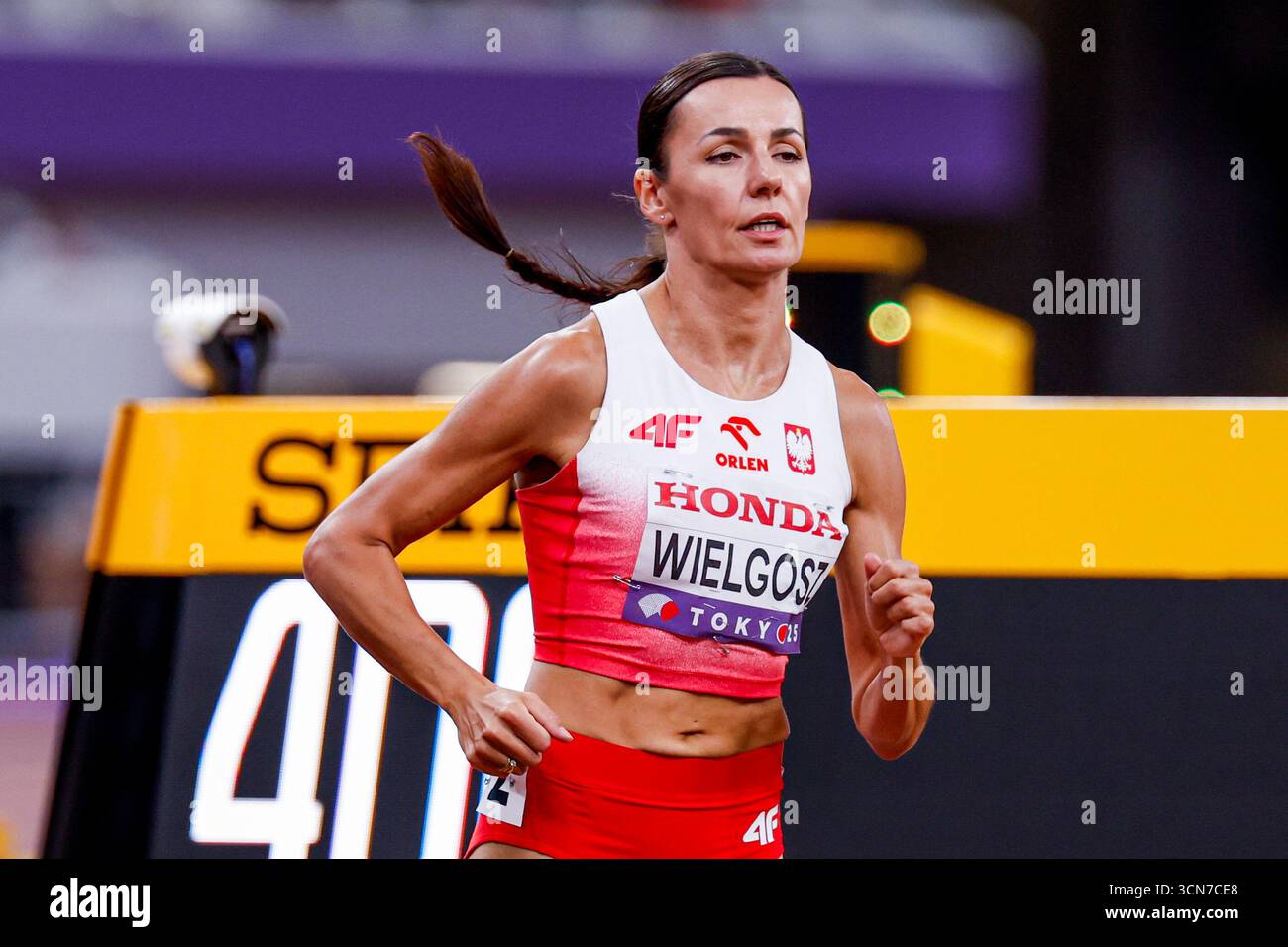 Keely Hodgkinson of Great Britain and Abbey Caldwell of Australia ...