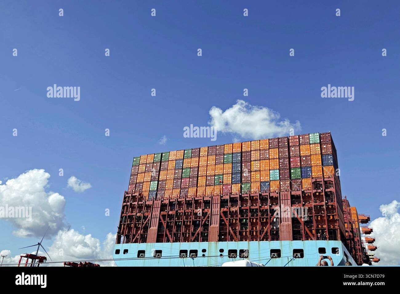 Containerschiff löscht seine Ladung im Hamburger Hafen *** Container ...